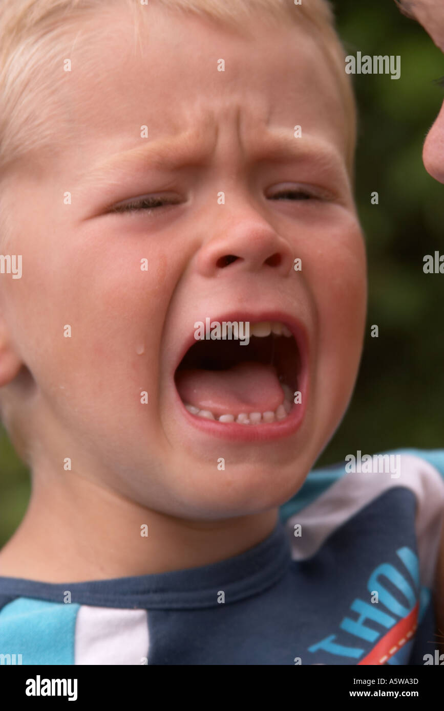young boy crying Stock Photo - Alamy