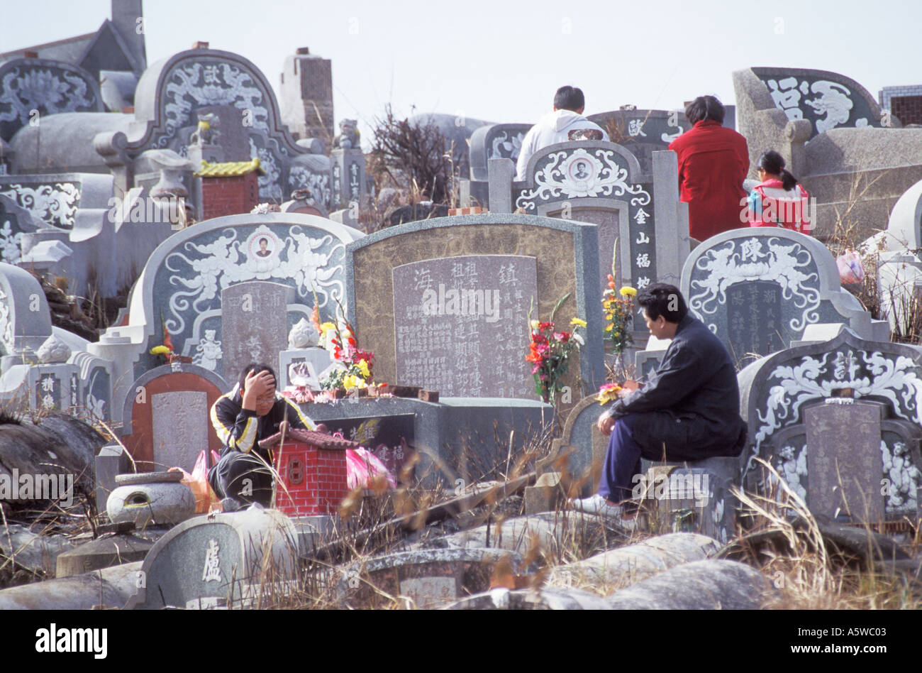 Chinese family grieving at grave hi-res stock photography and images ...