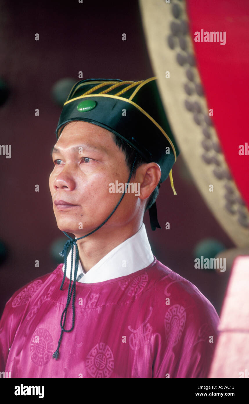 Traditional clothes taiwan hi-res stock photography and images - Alamy