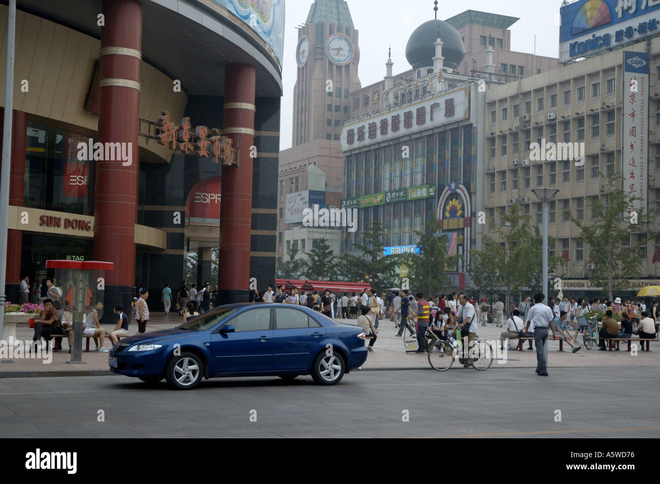 Crowds of shoppers walking around Wangfujing Street and its shopping ...