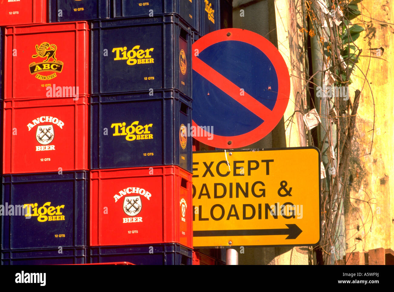 Loading crates hi-res stock photography and images - Alamy