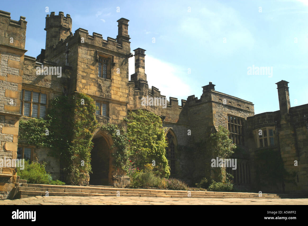 Haddon hall tudor architecture hi-res stock photography and images - Alamy