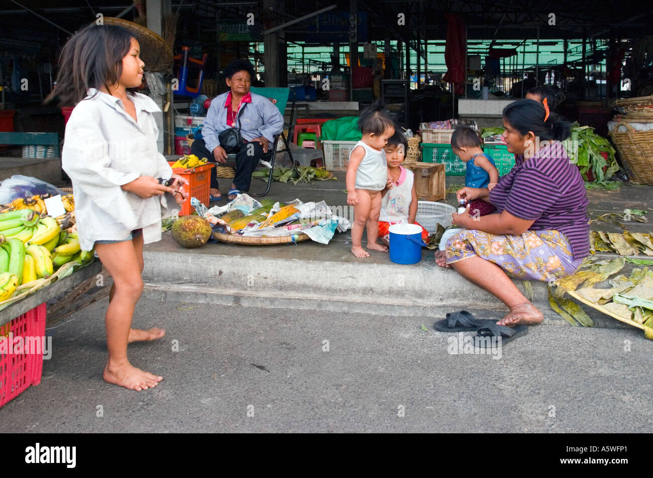 Poor thai children hi-res stock photography and images - Alamy