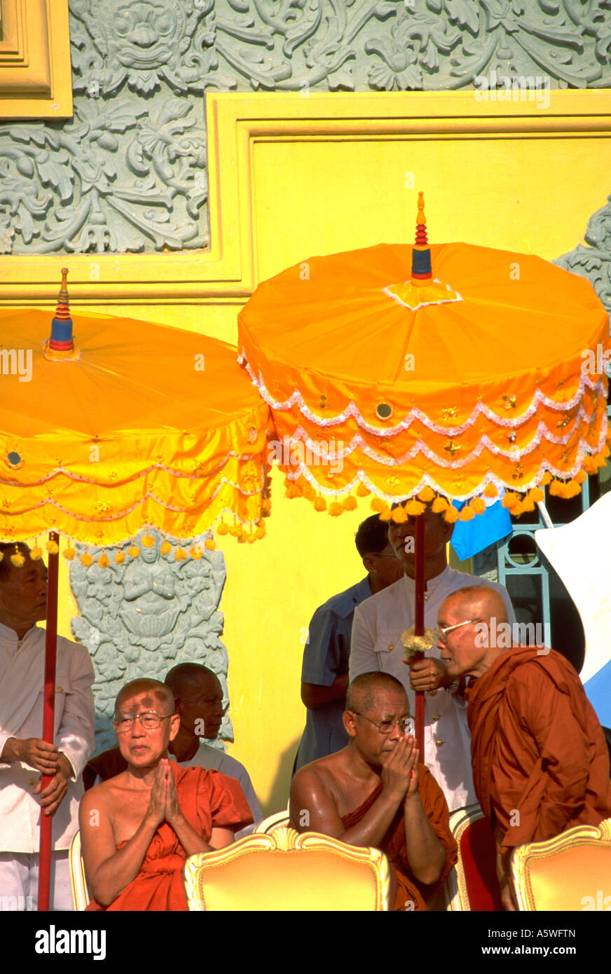 Monks and priests hi-res stock photography and images - Alamy