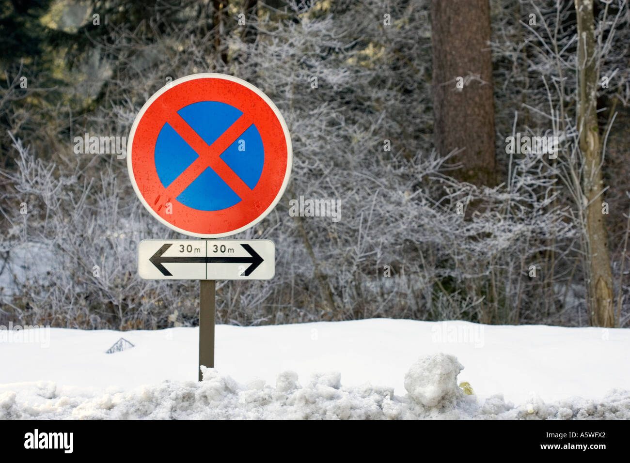 French road sign –no stopping hi-res stock photography and images - Alamy