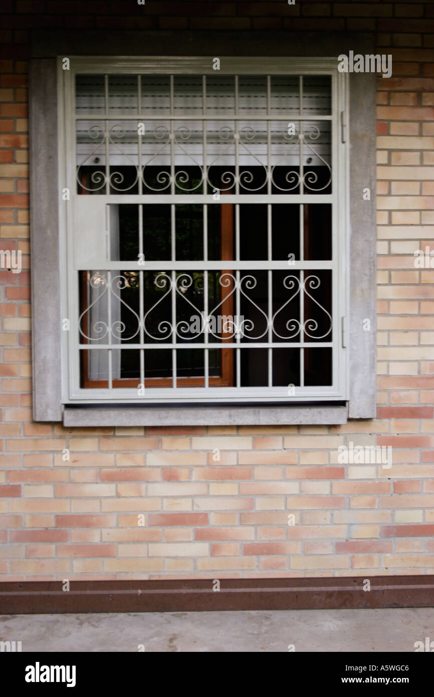 Bars grating hi-res stock photography and images - Alamy