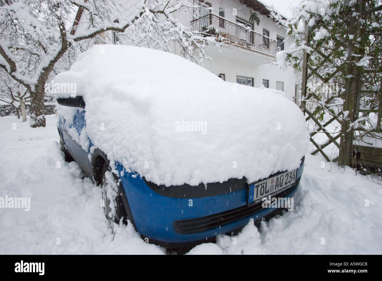 snowed up blue car Stock Photo - Alamy