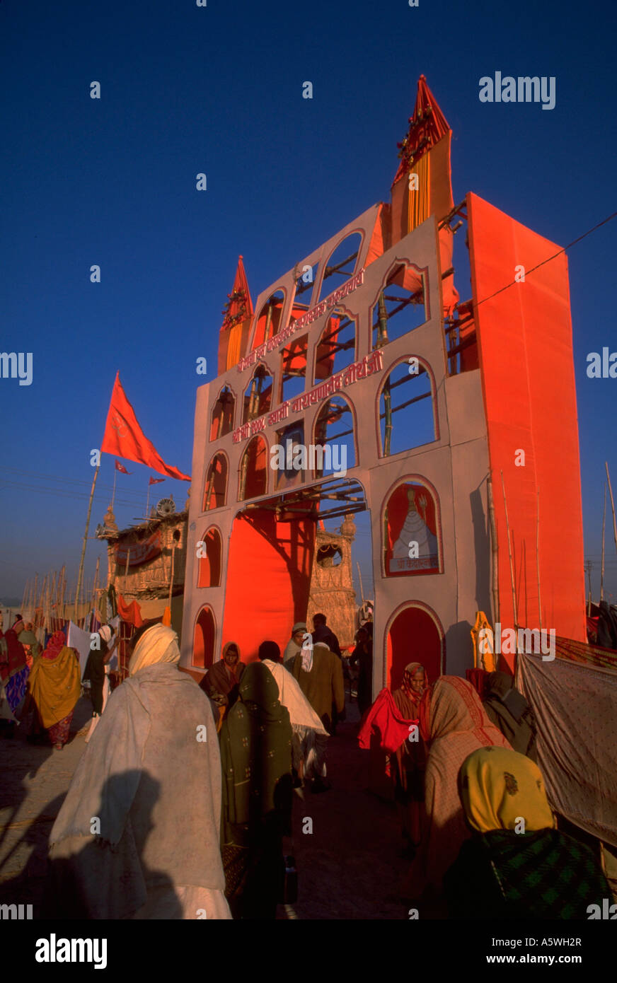 Complex network of scaffolding hi-res stock photography and images - Alamy