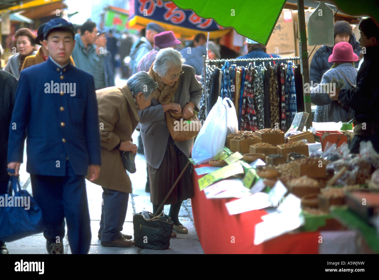 Market toji temple hi-res stock photography and images - Alamy