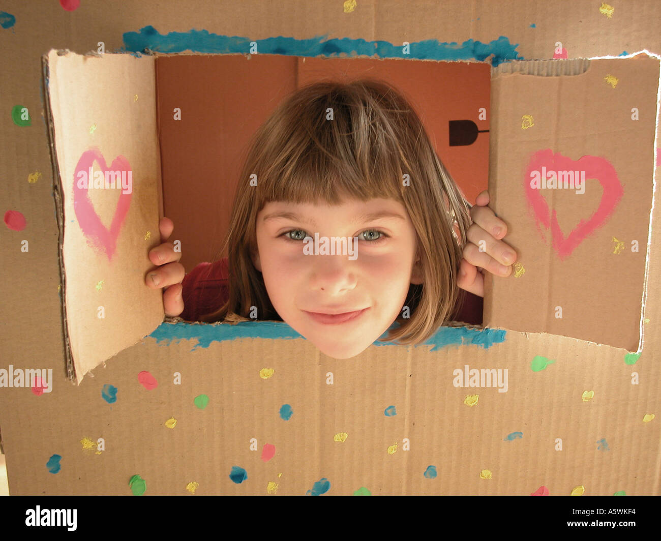Kids hiding in cardboard hi-res stock photography and images - Alamy