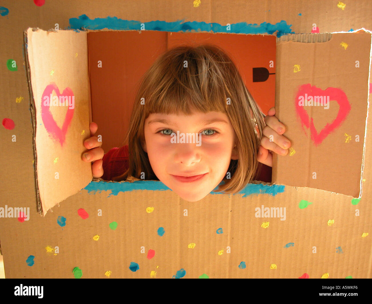 Kids hiding in cardboard hi-res stock photography and images - Alamy