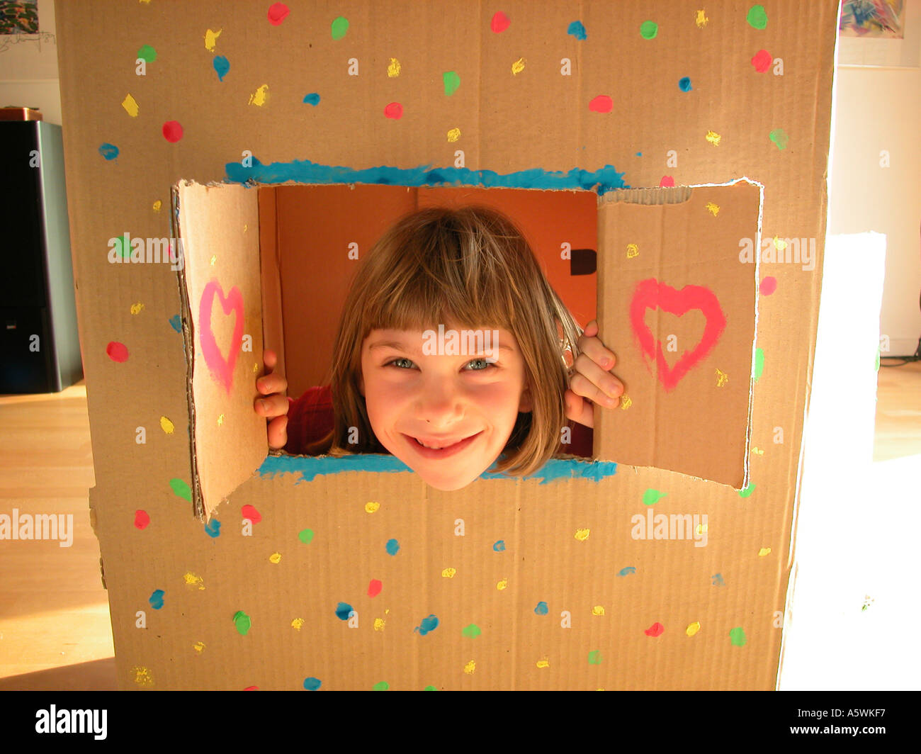Kids hiding in cardboard hi-res stock photography and images - Alamy