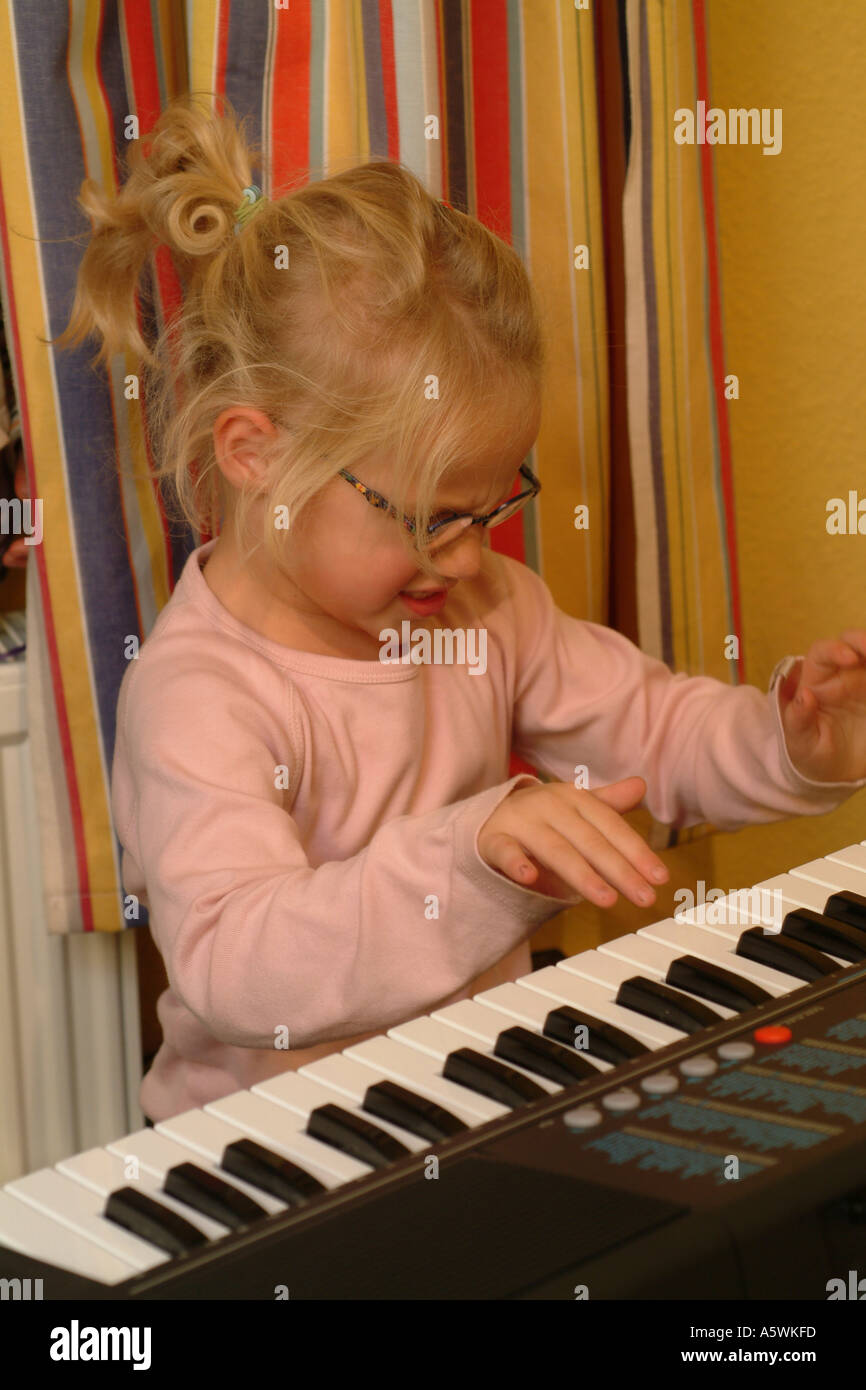 children make music Stock Photo - Alamy