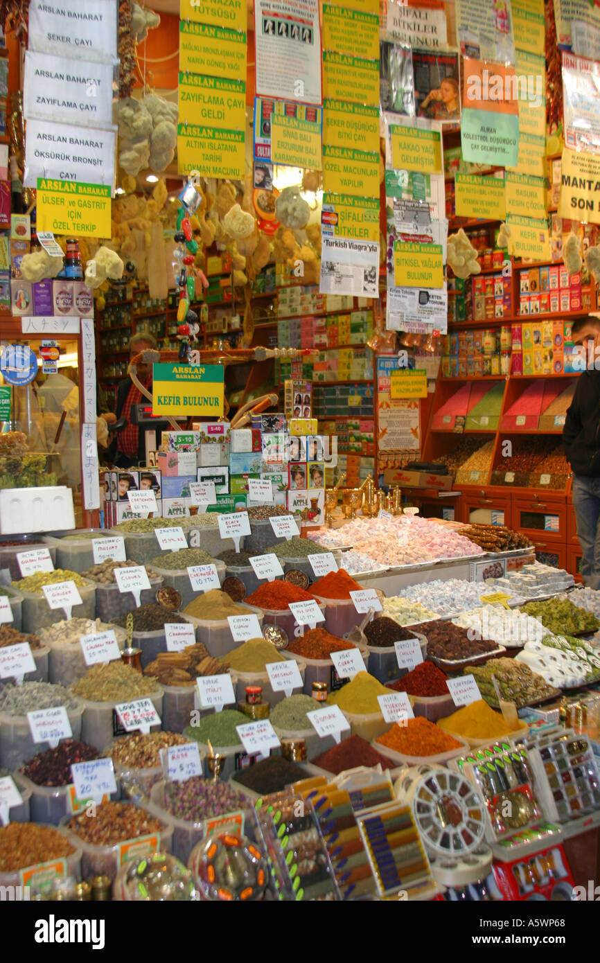Very colorful store in the Grand Bazaar in Istanbul Stock Photo - Alamy