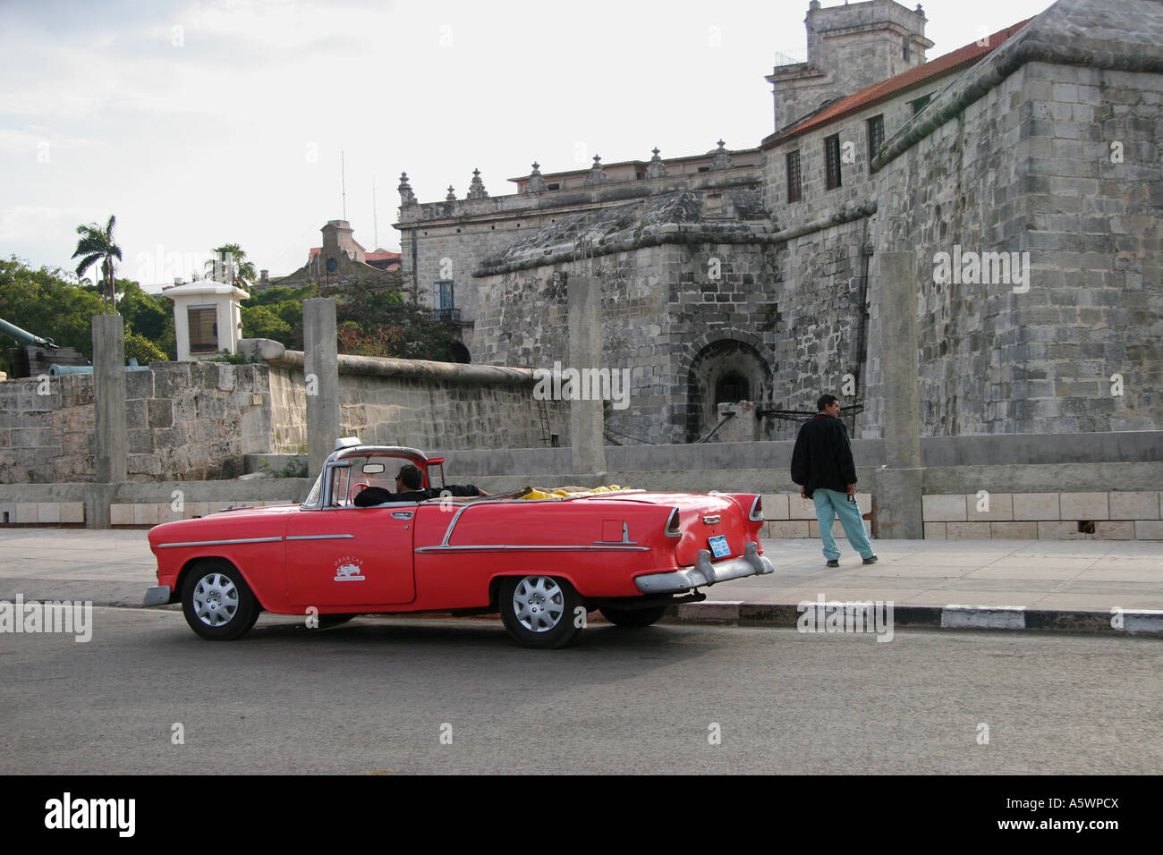 taxi convertible in cuba Stock Photo - Alamy
