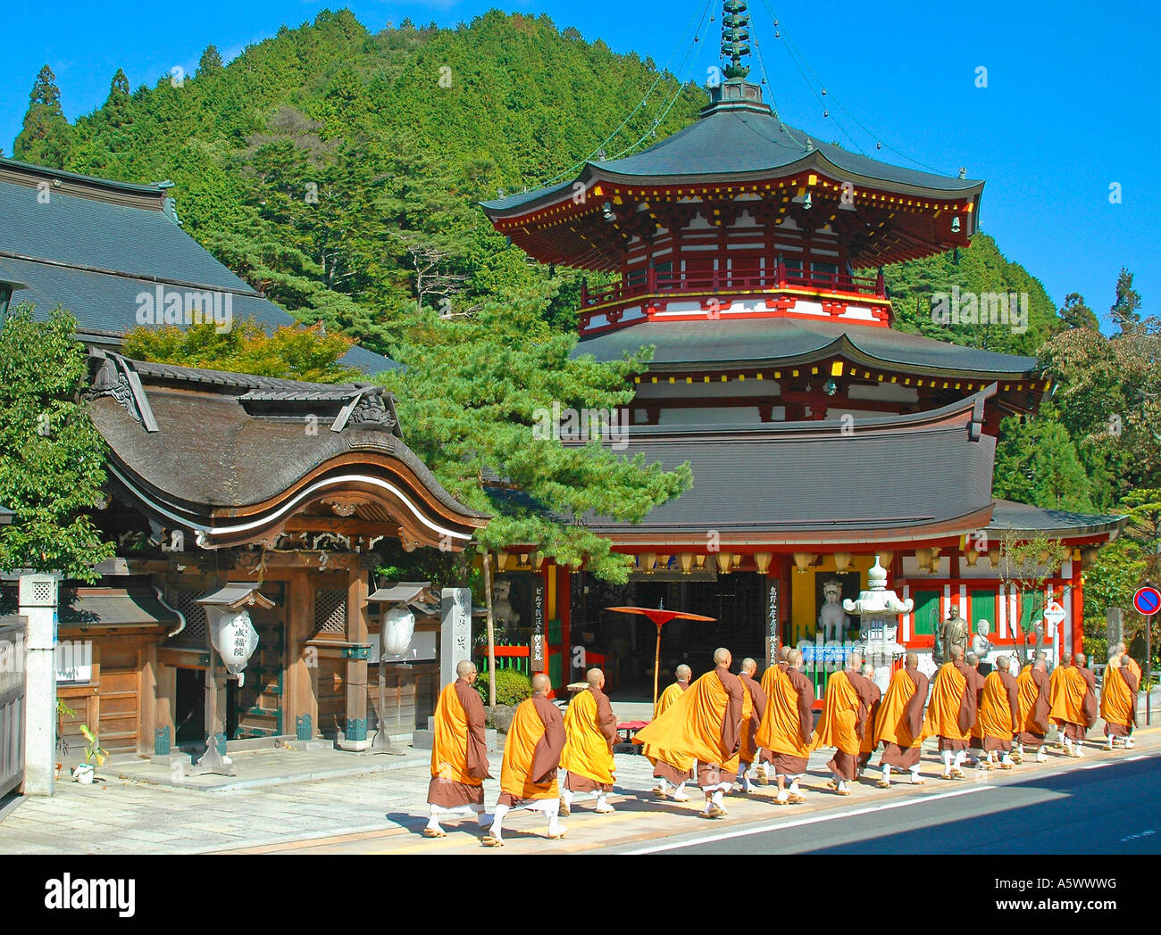 Buddhist monks koyasan hi-res stock photography and images - Alamy
