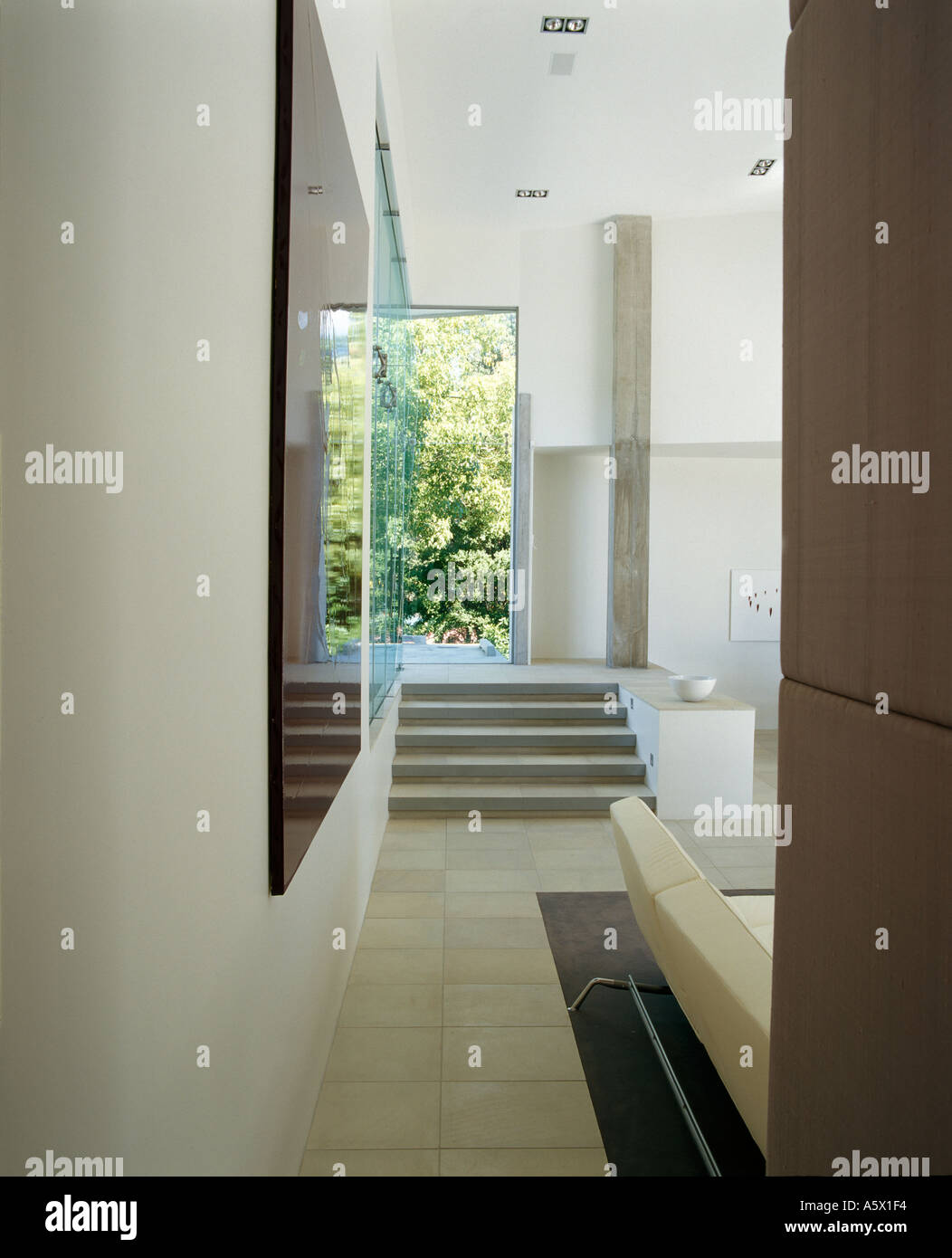 'See Through' Residence, Auckland. Entrance and circulation space ...