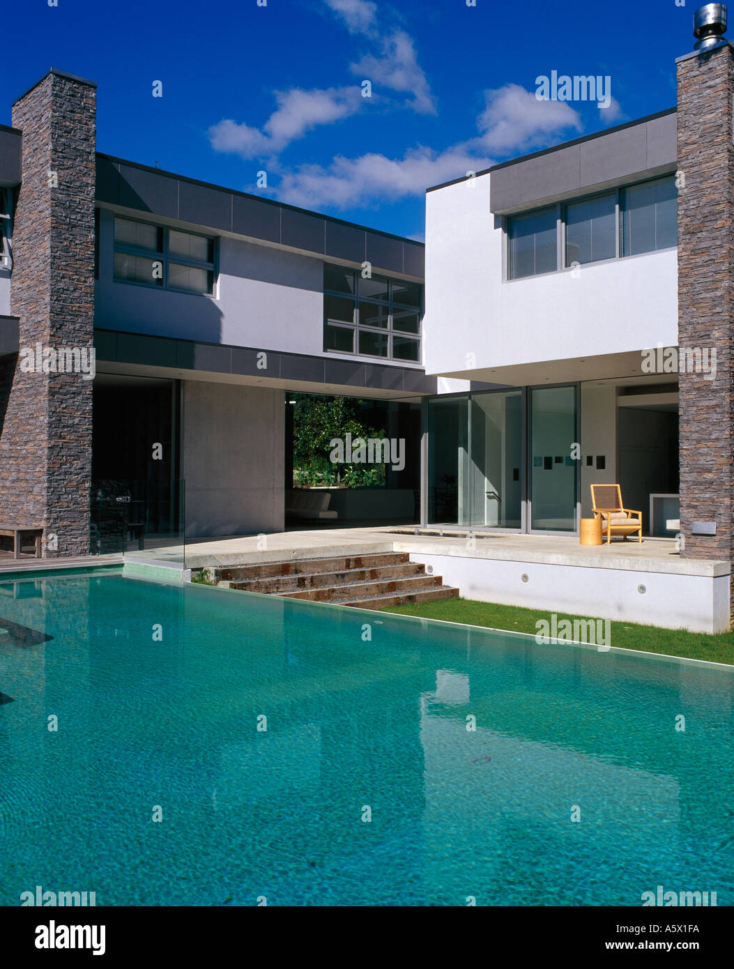 'See Through' Residence, Auckland. Exterior with swimming pool ...