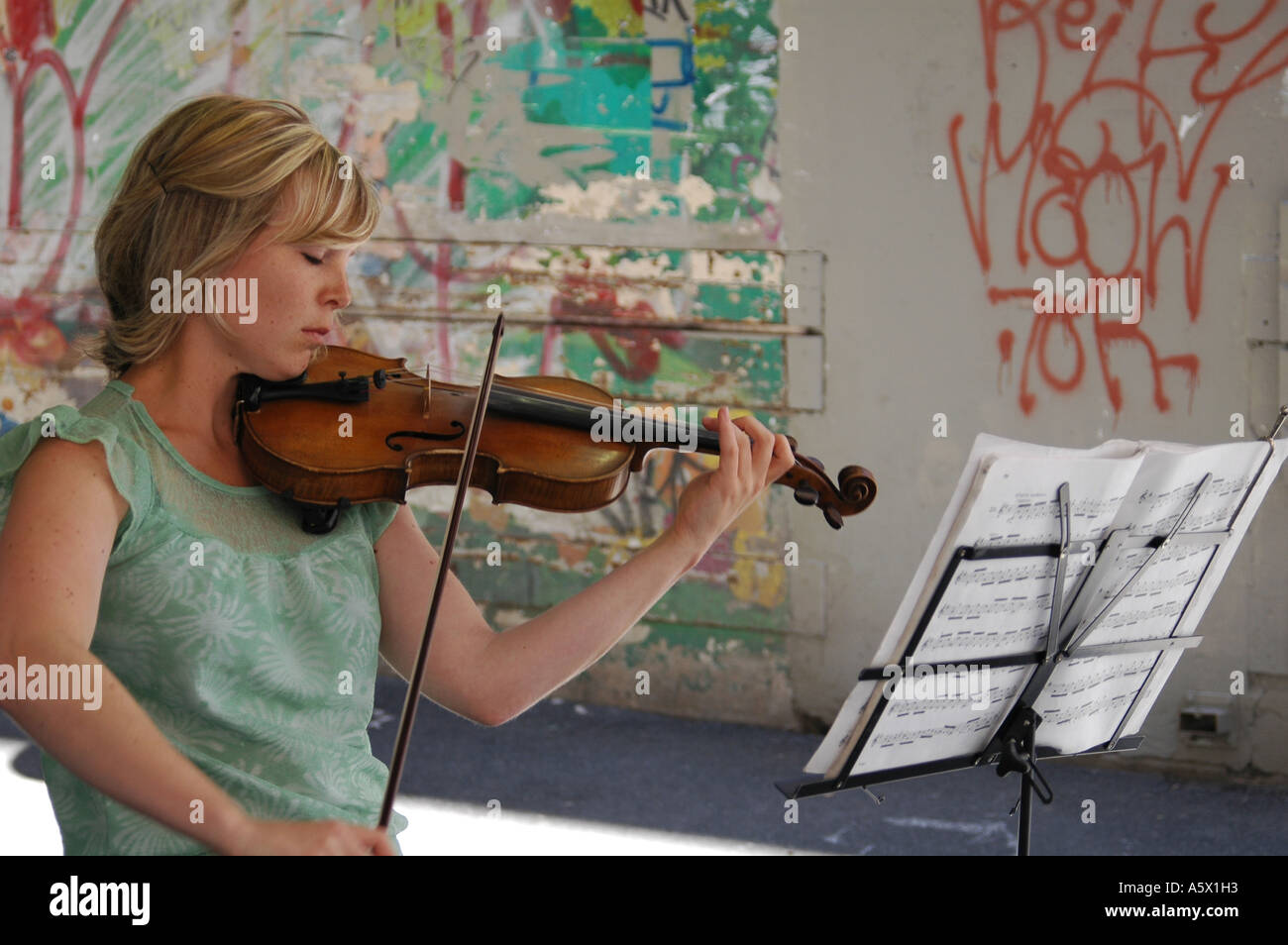 Lady violinist hi-res stock photography and images - Alamy