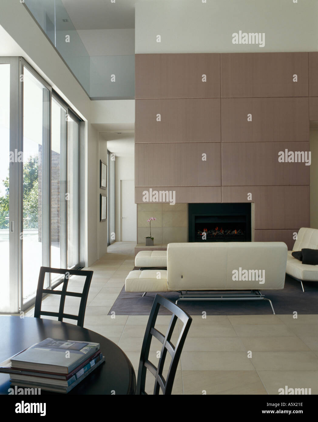 'See Through' Residence, Auckland. Living area with dining table in ...