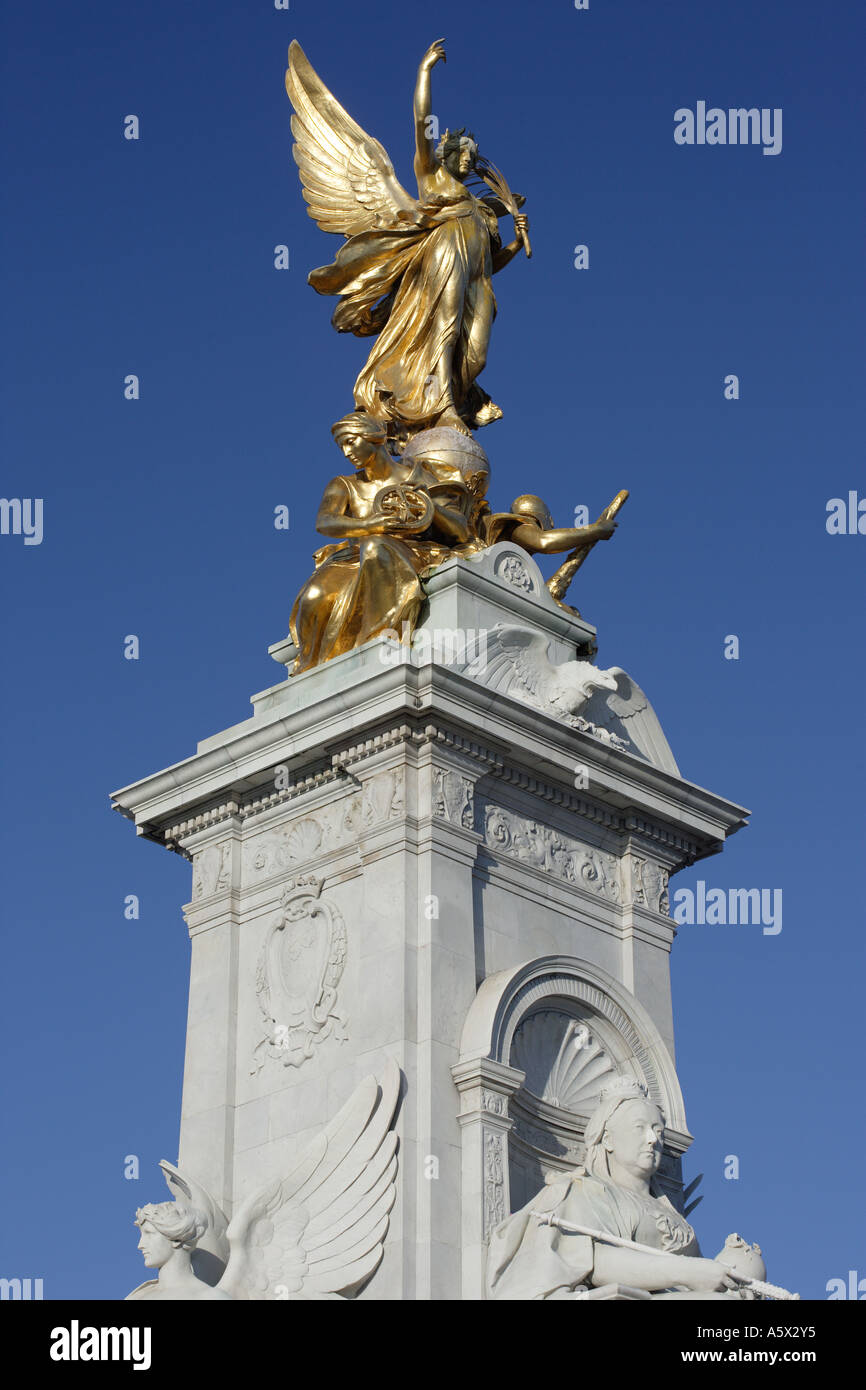 Statue at the front of Buckingham Palace London England UK Stock Photo ...