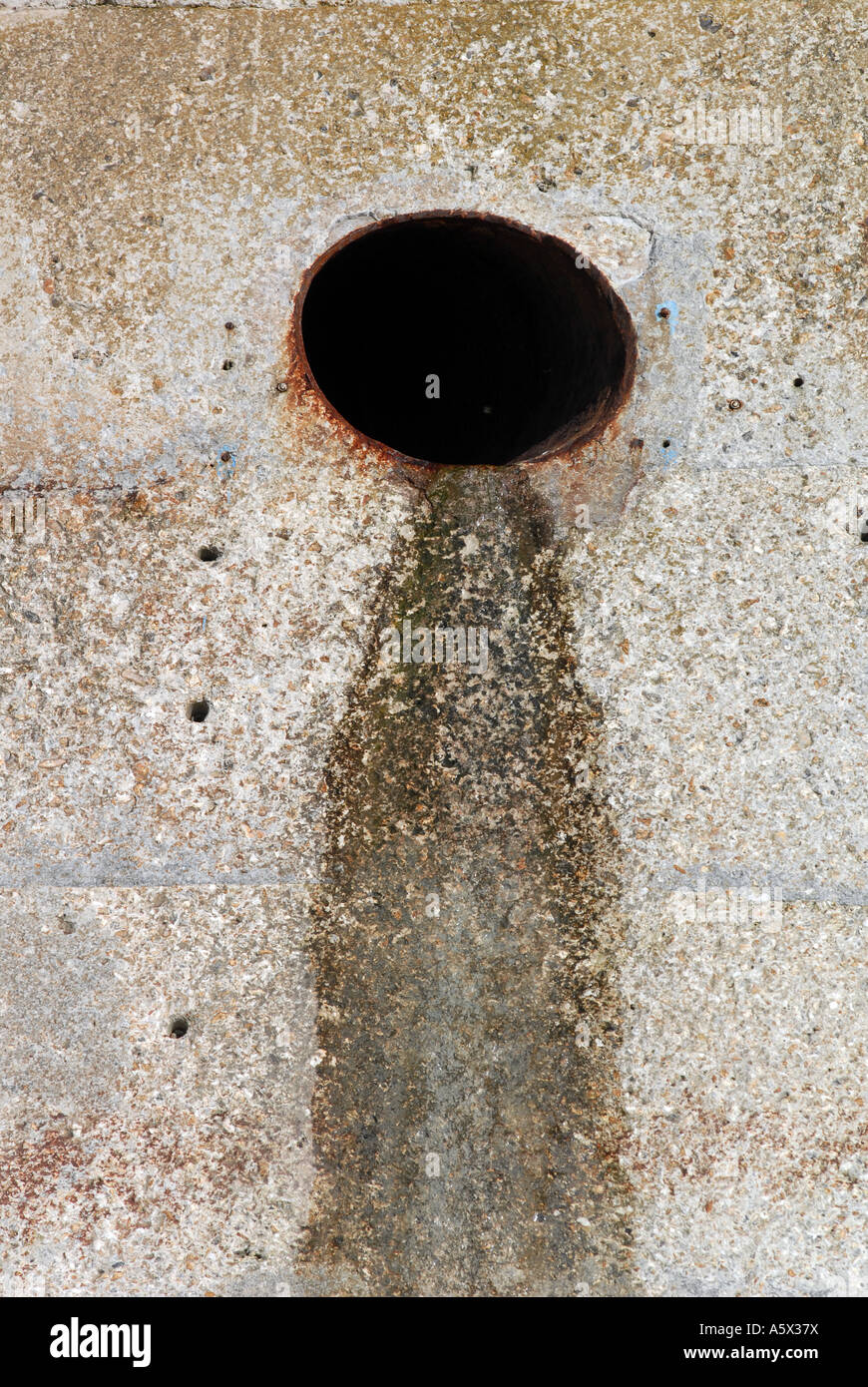 storm water outfall in sea defence wall Stock Photo - Alamy
