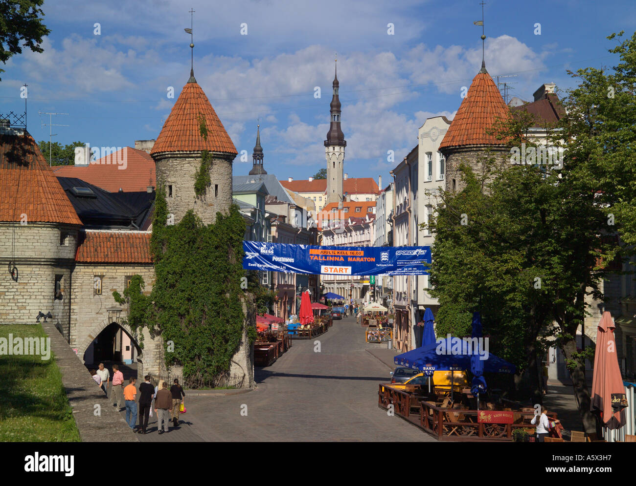 Gate and walls hi-res stock photography and images - Alamy
