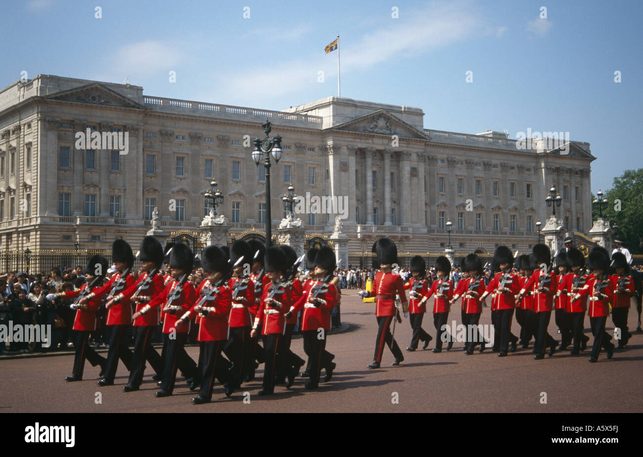 Buckingham palace beefeater hi-res stock photography and images - Alamy