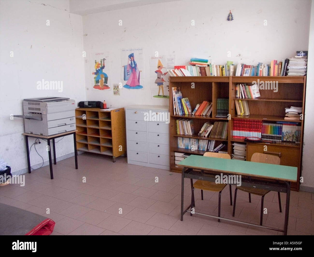 italian elementary school library classroom Stock Photo - Alamy