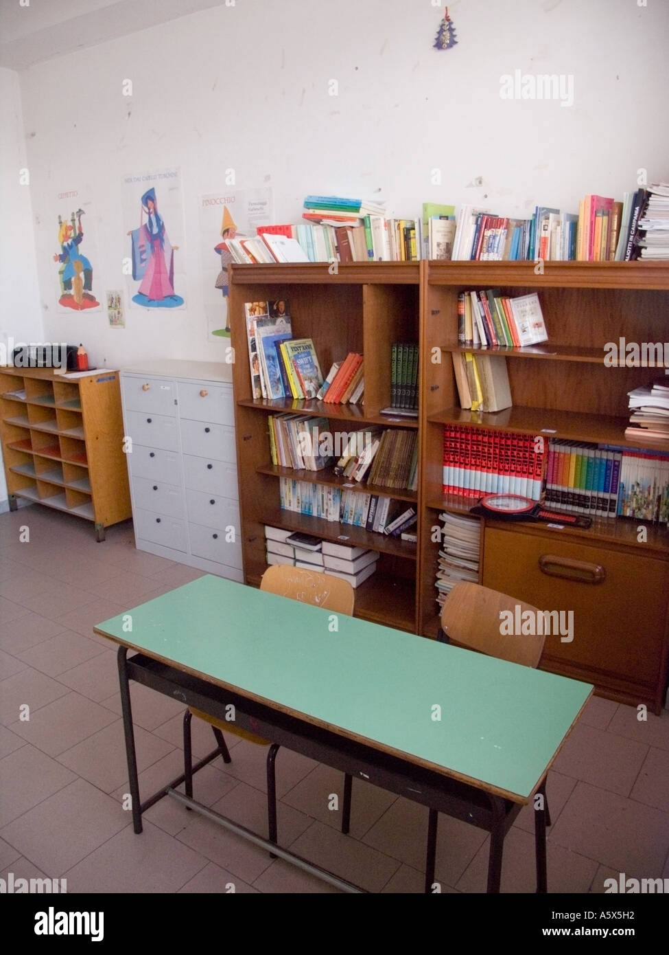italian elementary school library classroom Stock Photo - Alamy