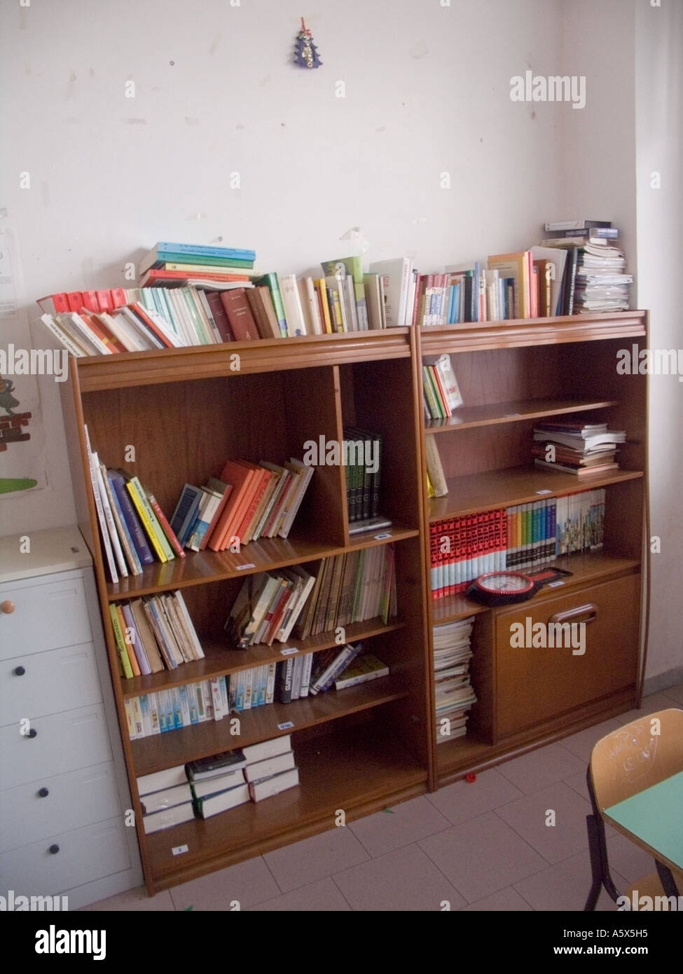 italian elementary school library classroom Stock Photo - Alamy