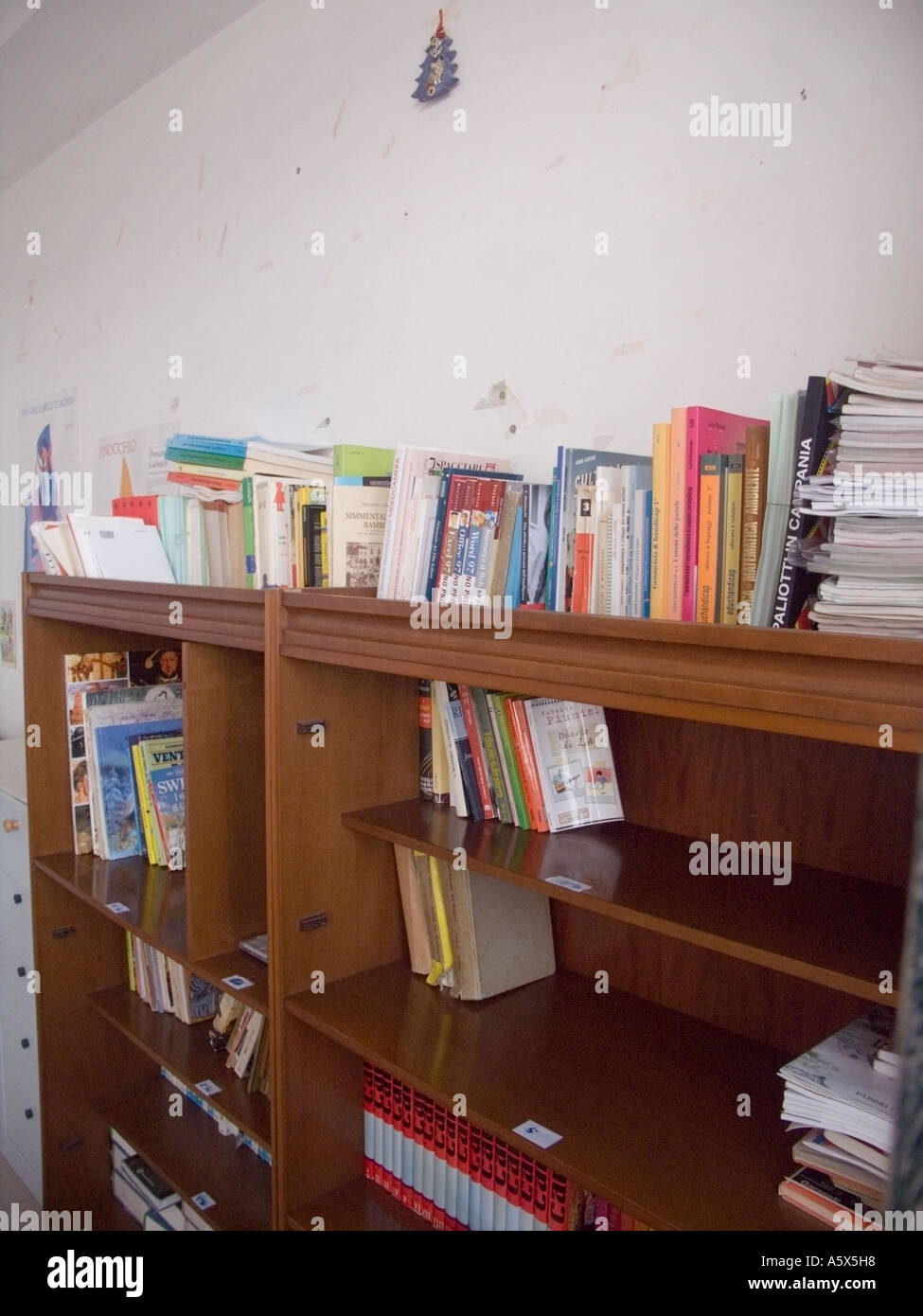 italian elementary school library Stock Photo - Alamy