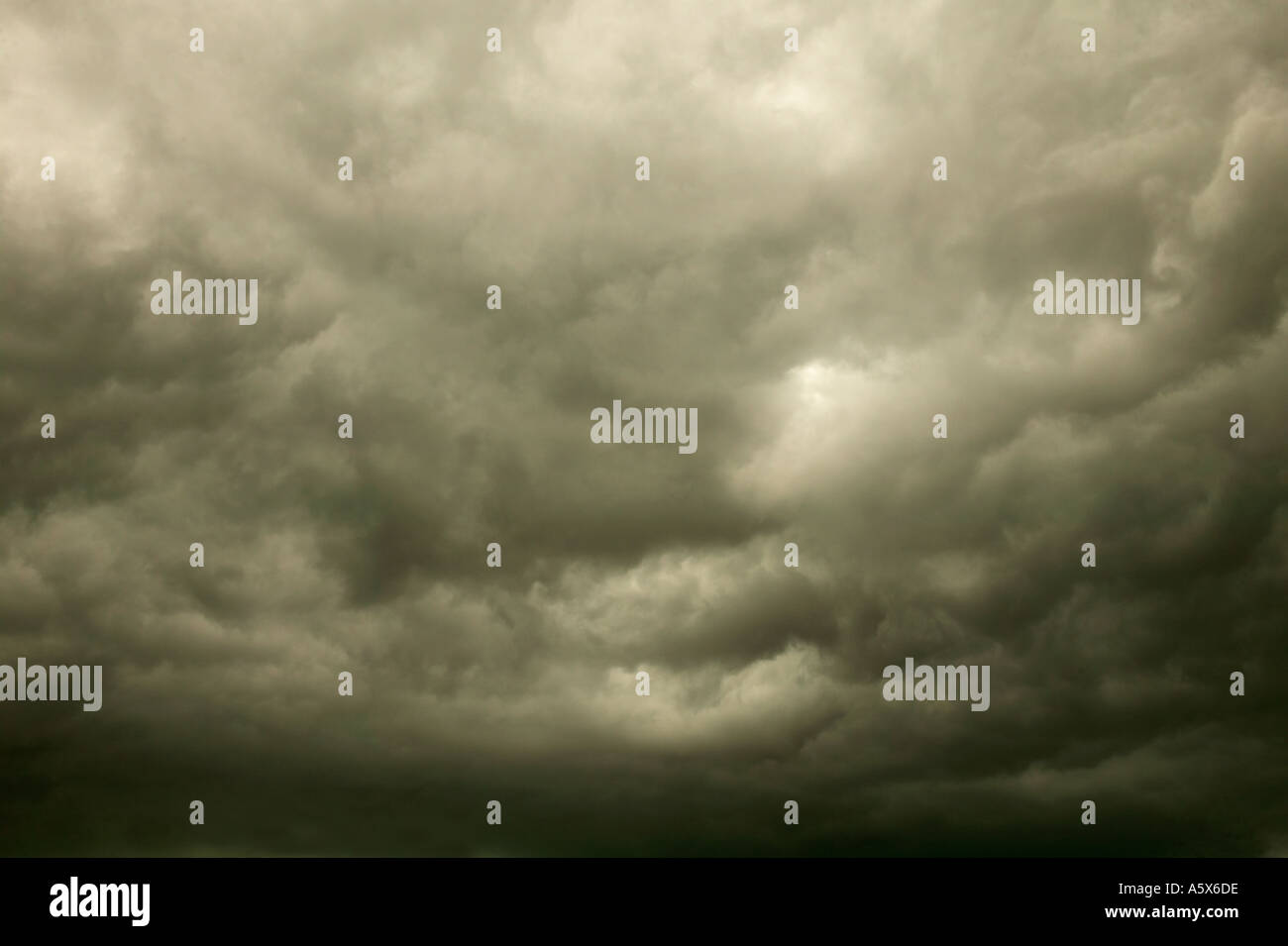 Gathering storm clouds hi-res stock photography and images - Alamy
