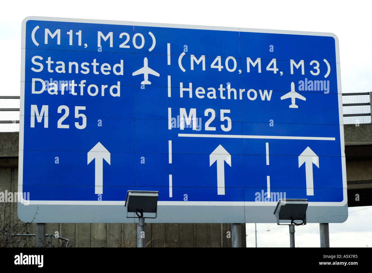 M25 motorway blue sign hi-res stock photography and images - Alamy