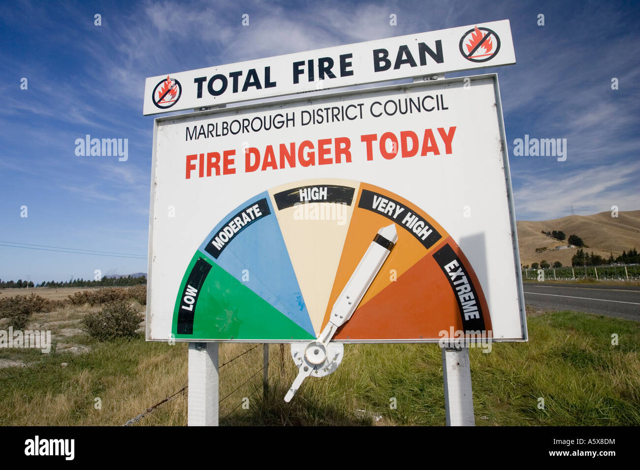 Roadside fire danger warning sign hi-res stock photography and images ...