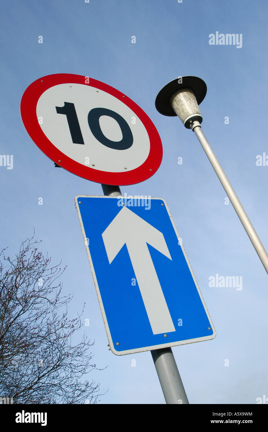 10mph limit sign hi-res stock photography and images - Alamy