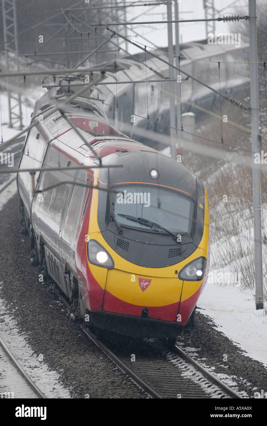 Pendolino train leaning hi-res stock photography and images - Alamy