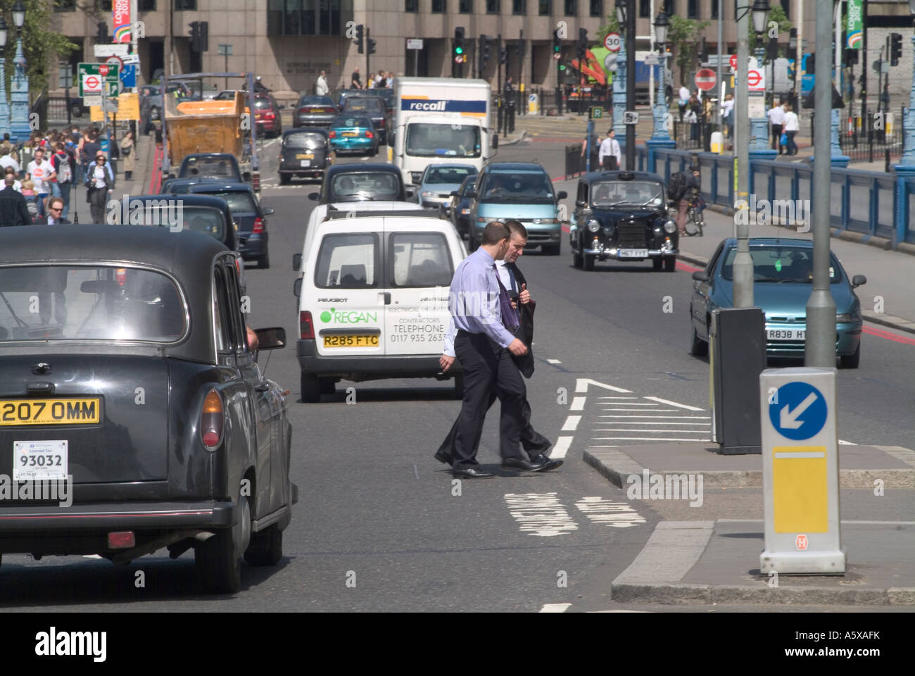 People crossing between cars hi-res stock photography and images - Alamy