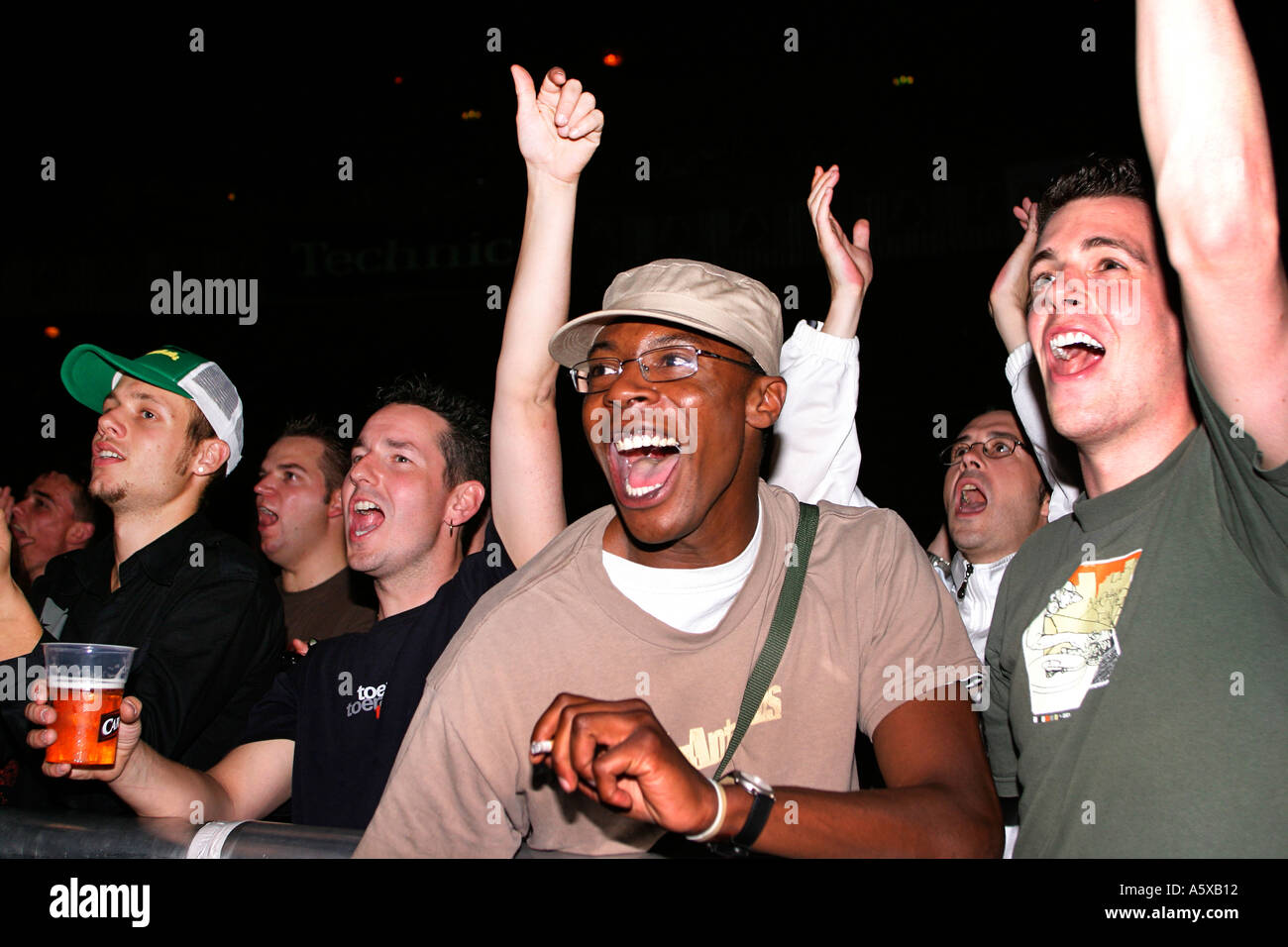 Cheering crowd black and white hi-res stock photography and images - Alamy