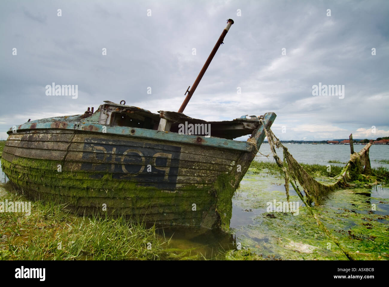 Decaying boat P109 at Bosham Stock Photo - Alamy