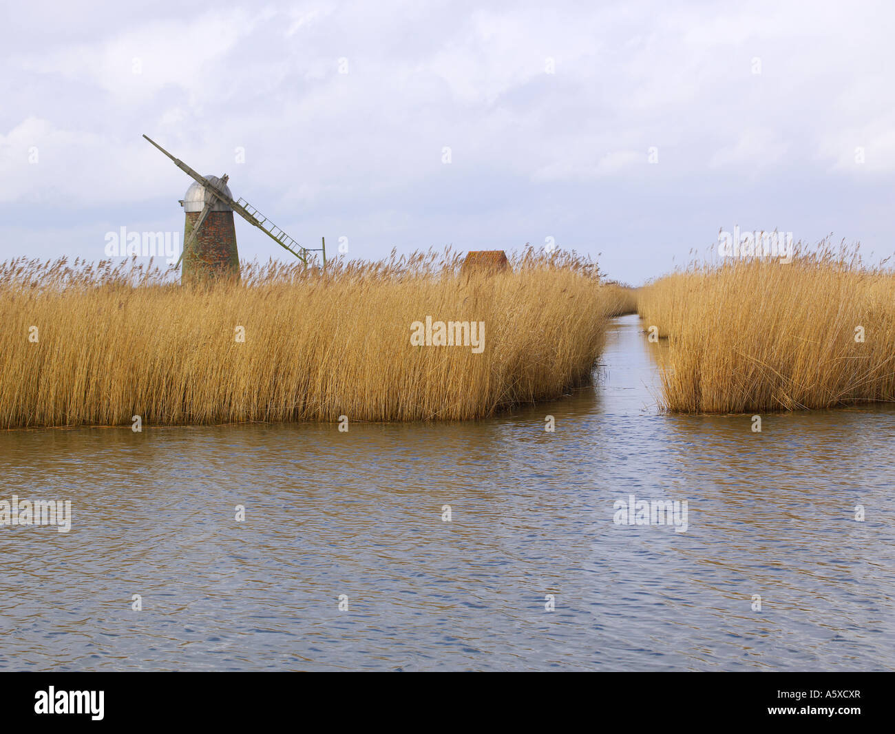 Narrow boat wind on the water hi-res stock photography and images - Alamy