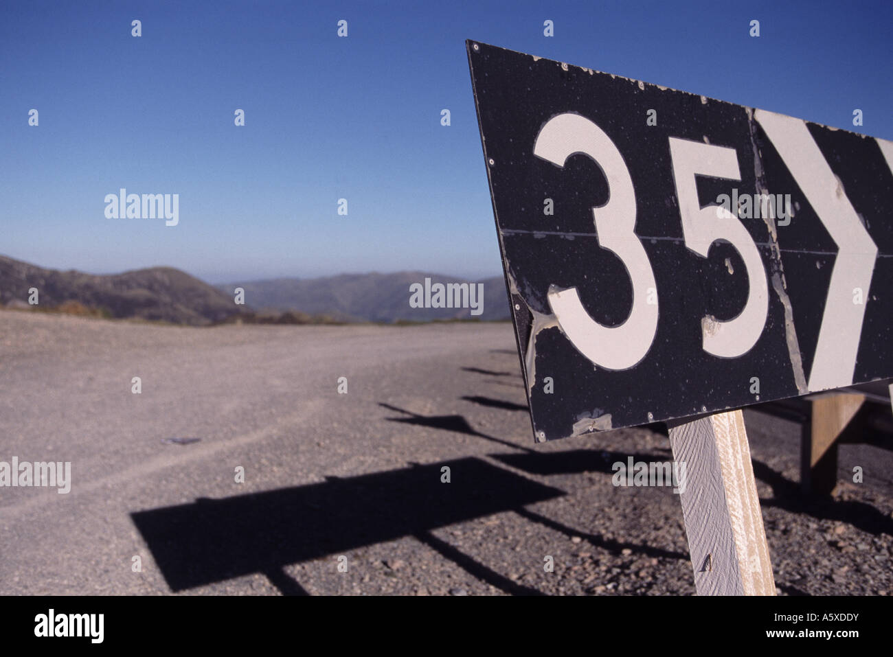 35 mile sign hi-res stock photography and images - Alamy