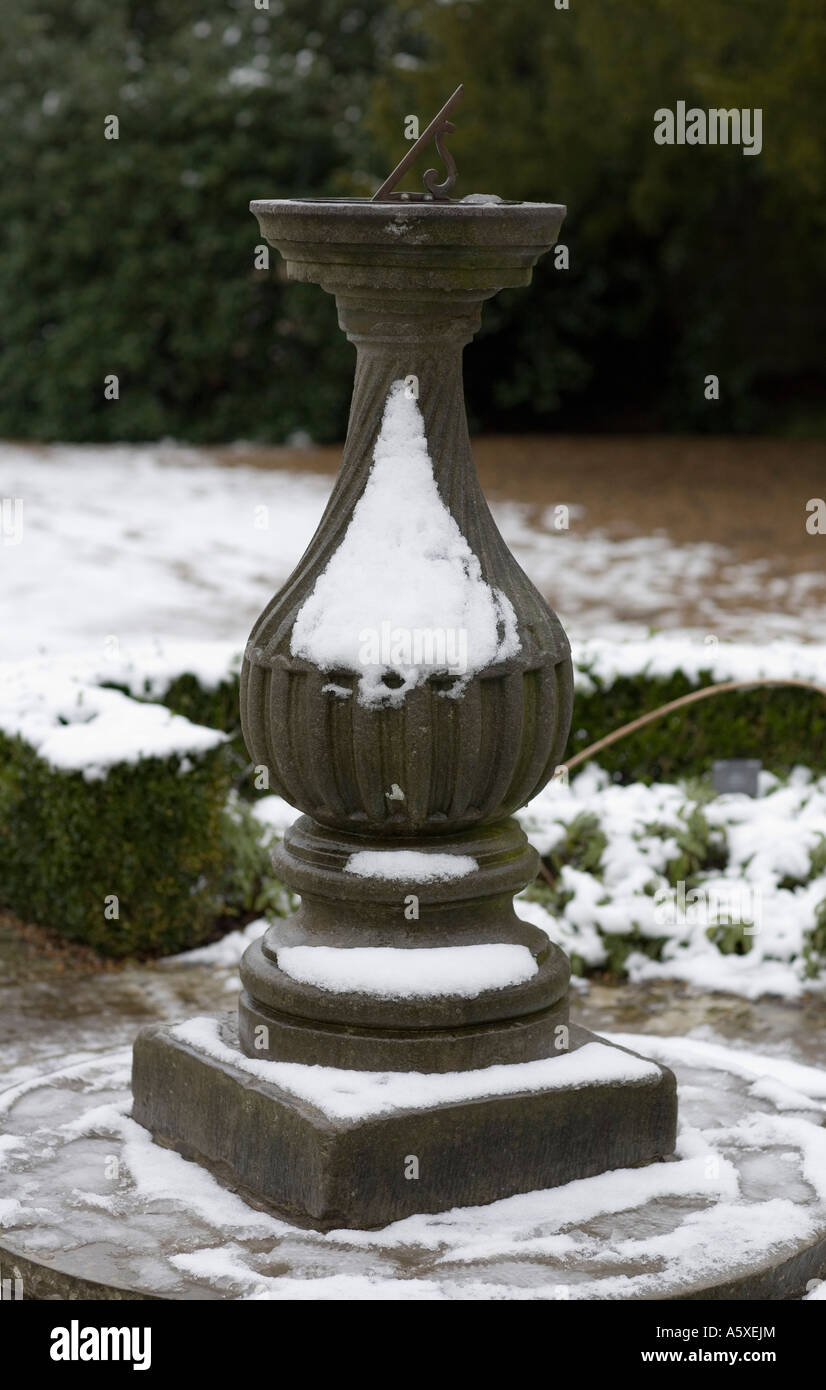 Sundial ground hi-res stock photography and images - Alamy