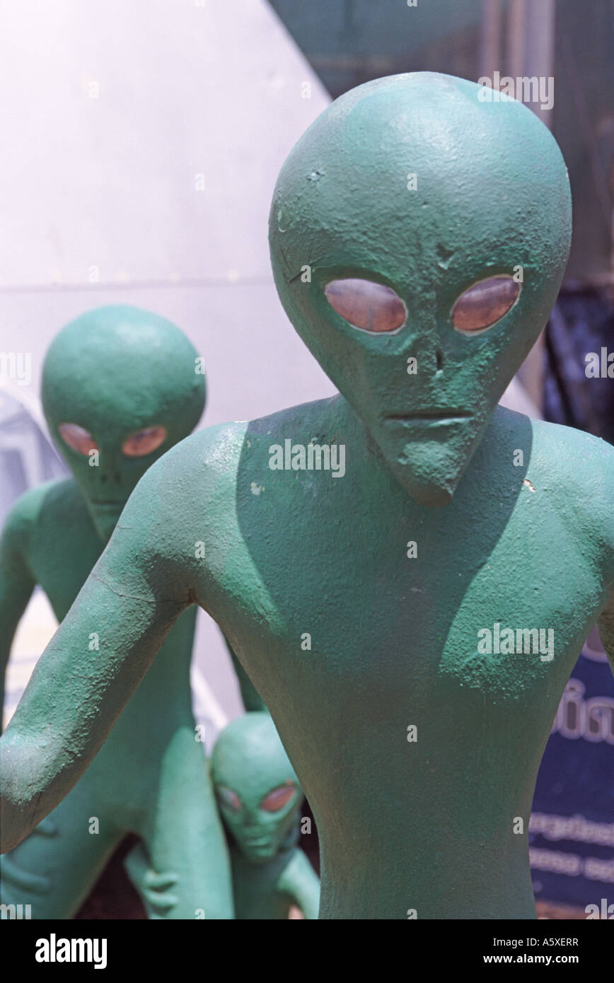 Green aliens hi-res stock photography and images - Alamy
