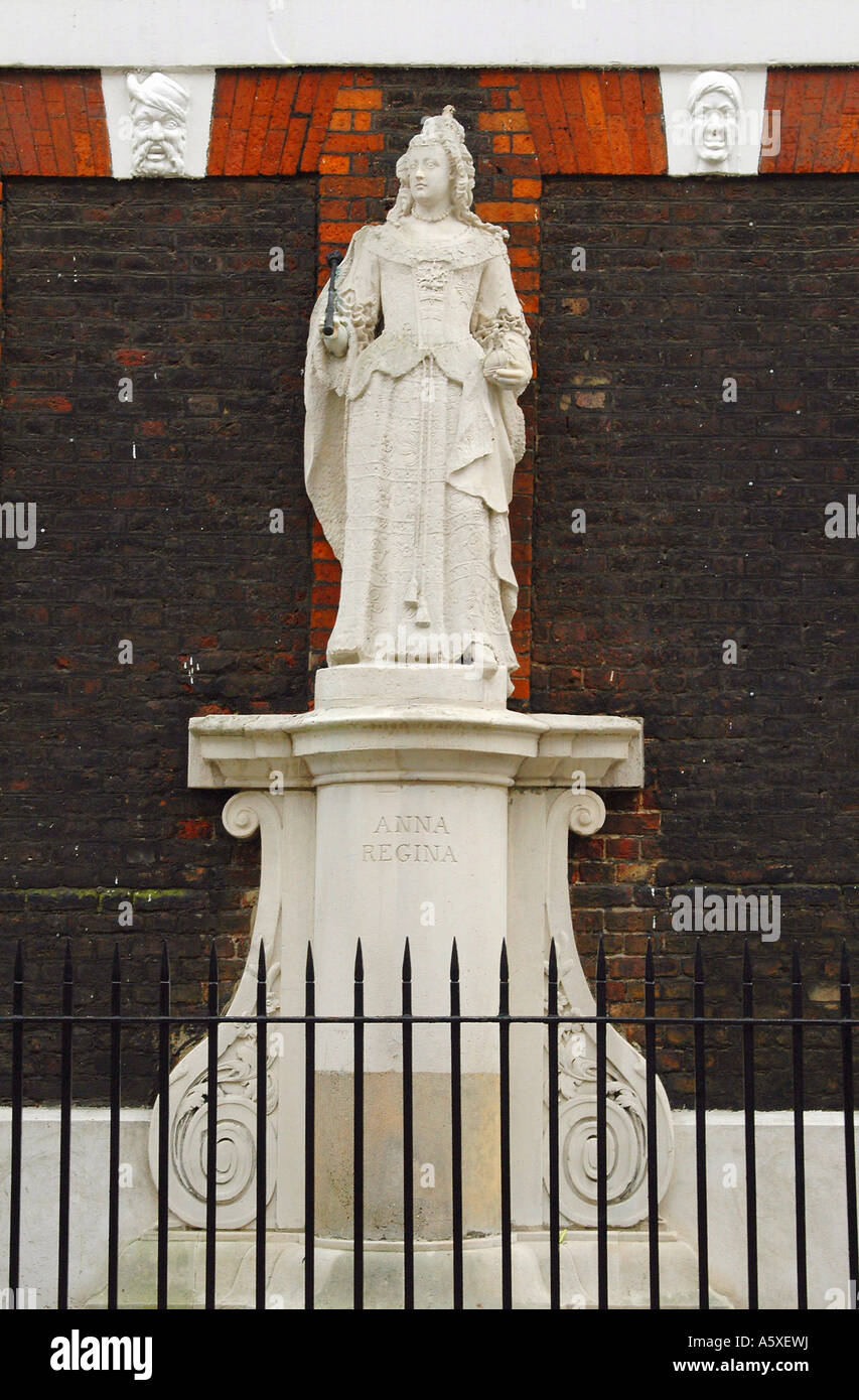 Queen annes statue hi-res stock photography and images - Alamy