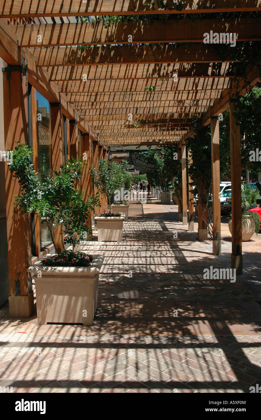 Covered walkway upscale mall hi-res stock photography and images - Alamy