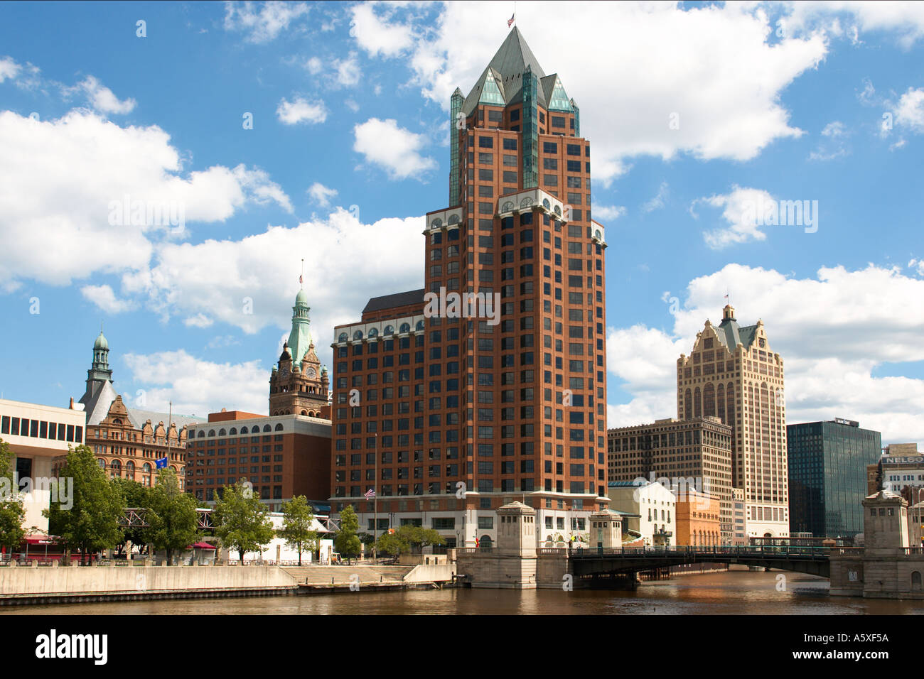 Milwaukee city hall building hi-res stock photography and images - Alamy