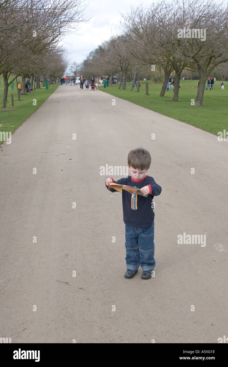 Child lost reading a Map Stock Photo - Alamy
