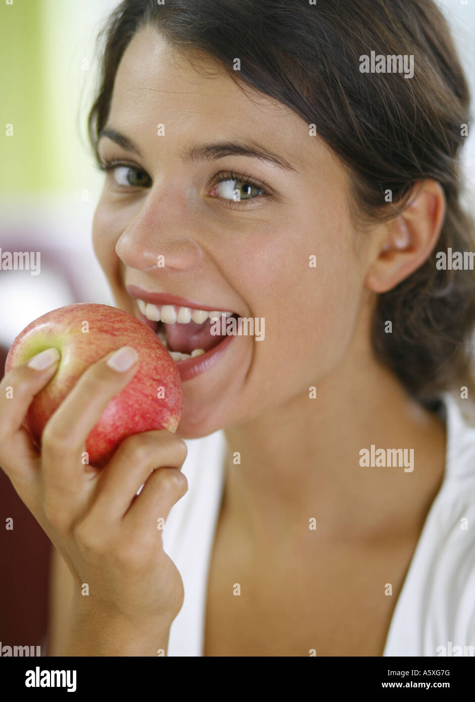 Maedchen apfel hi-res stock photography and images - Alamy