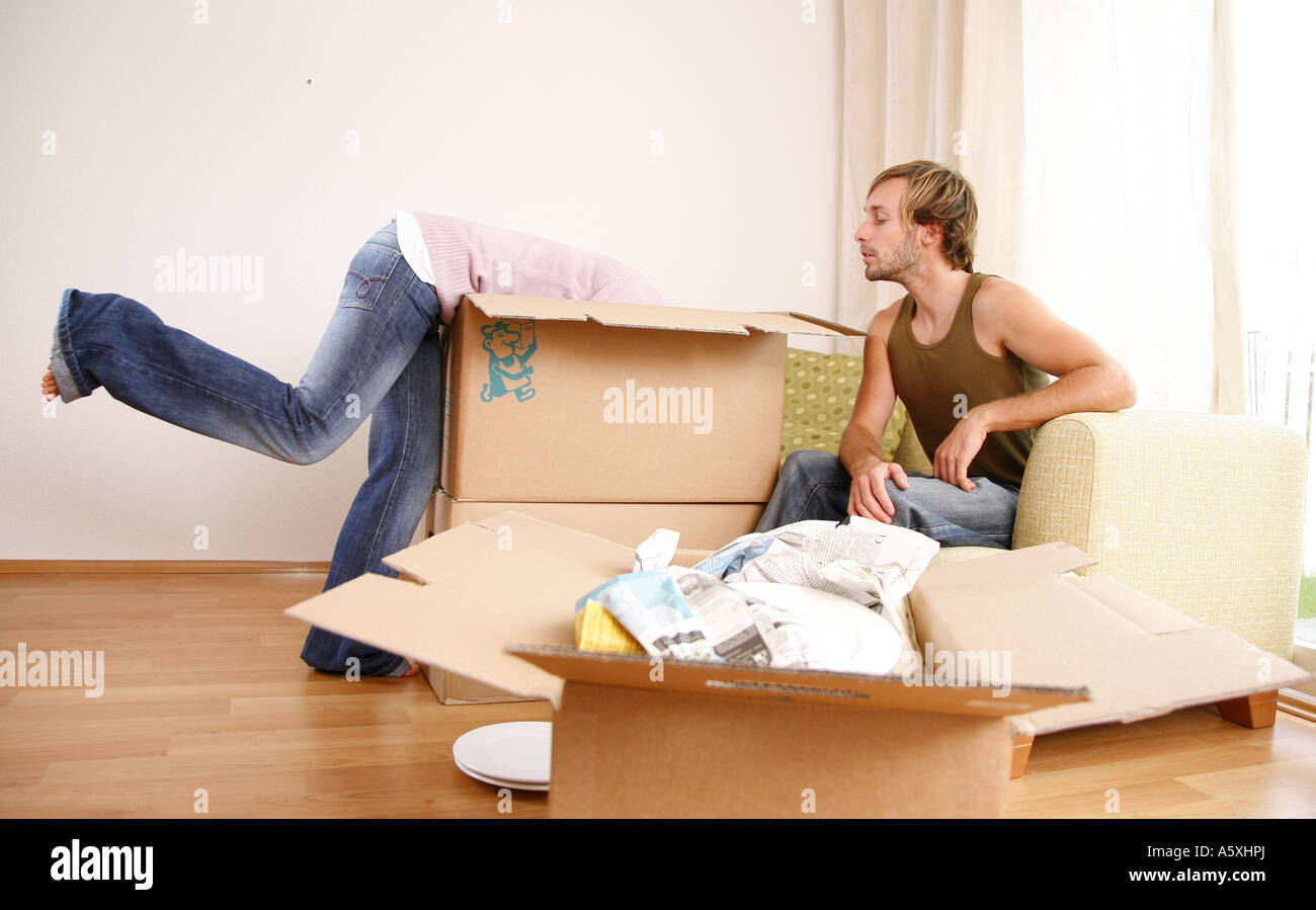 30 years male packing boxes hi-res stock photography and images - Alamy